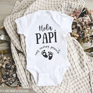 Hola Papi Nos Vemos Pronto Bodysuit, Pañalero Personalizado, Anuncio De Embarazo, Bebé En Camino ...