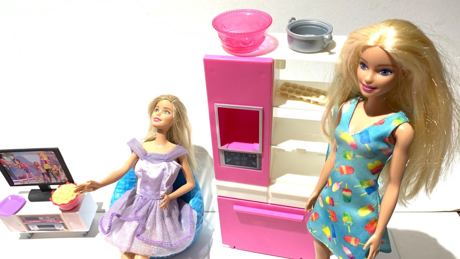 Barbie Kitchen Refrigerator Set + Television Corner + Armchair + Barbie ...