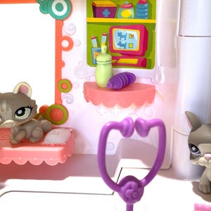 Littlest Pet Shop Rescue Tails Center / LPS Hospital Play Set + 15 Pets ...