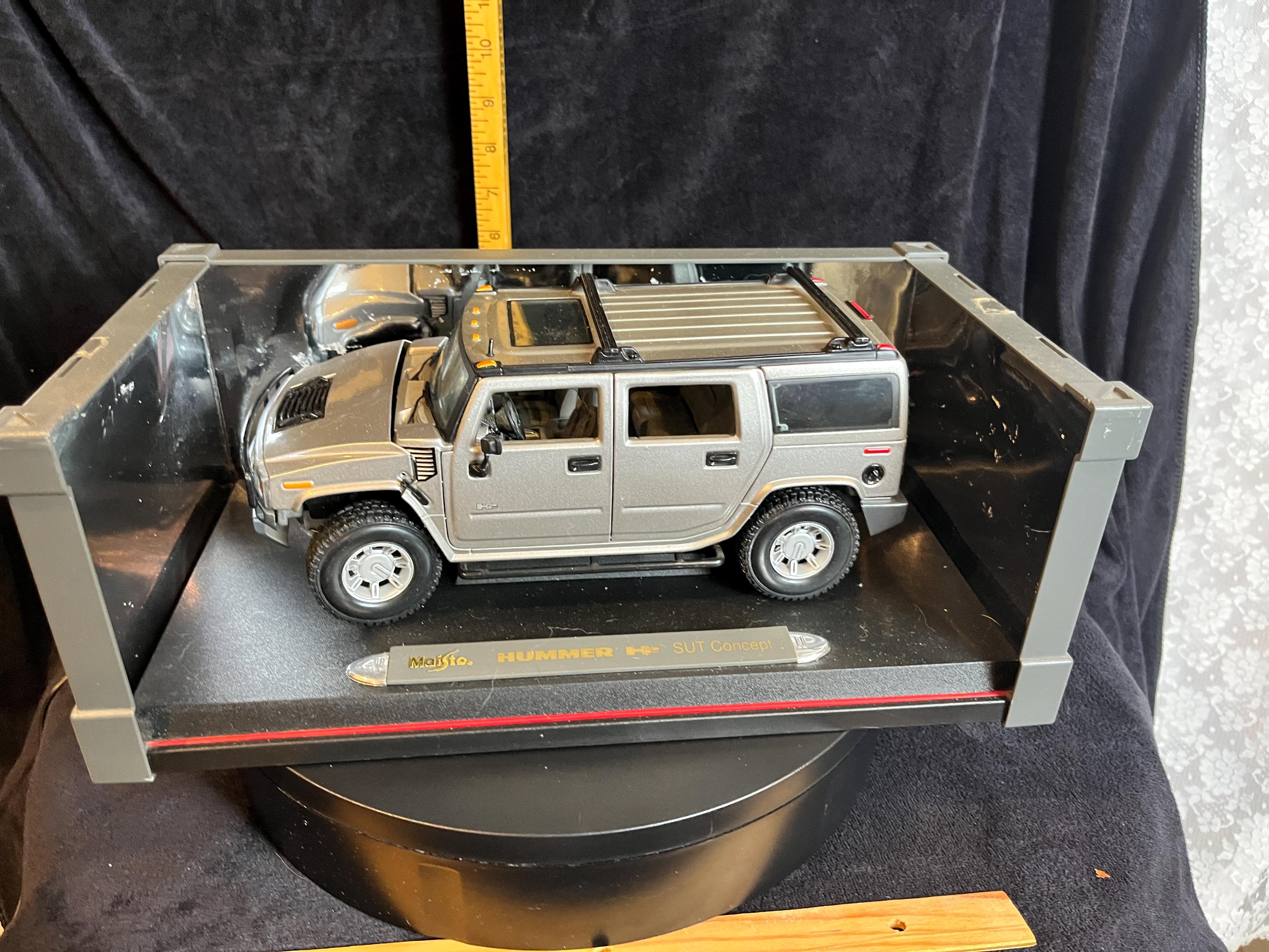 Maisto Hummer H2 SUT Concept Diecast Model 1:18 - Metallic Gray With ...