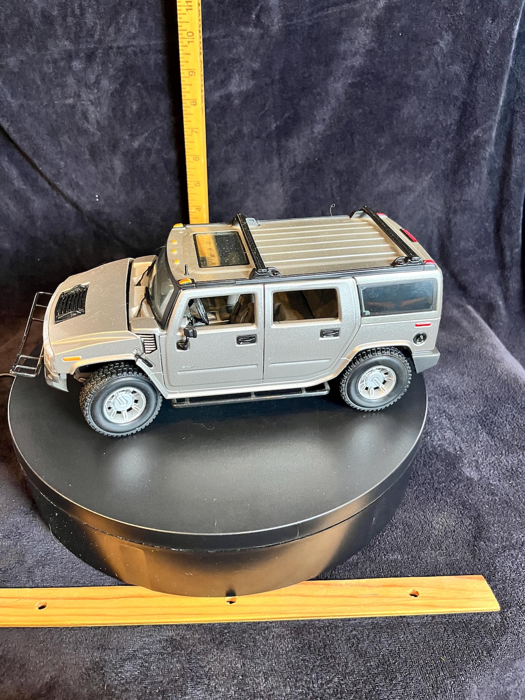 Maisto Hummer H2 SUT Concept Diecast Model 1:18 - Metallic Gray With ...