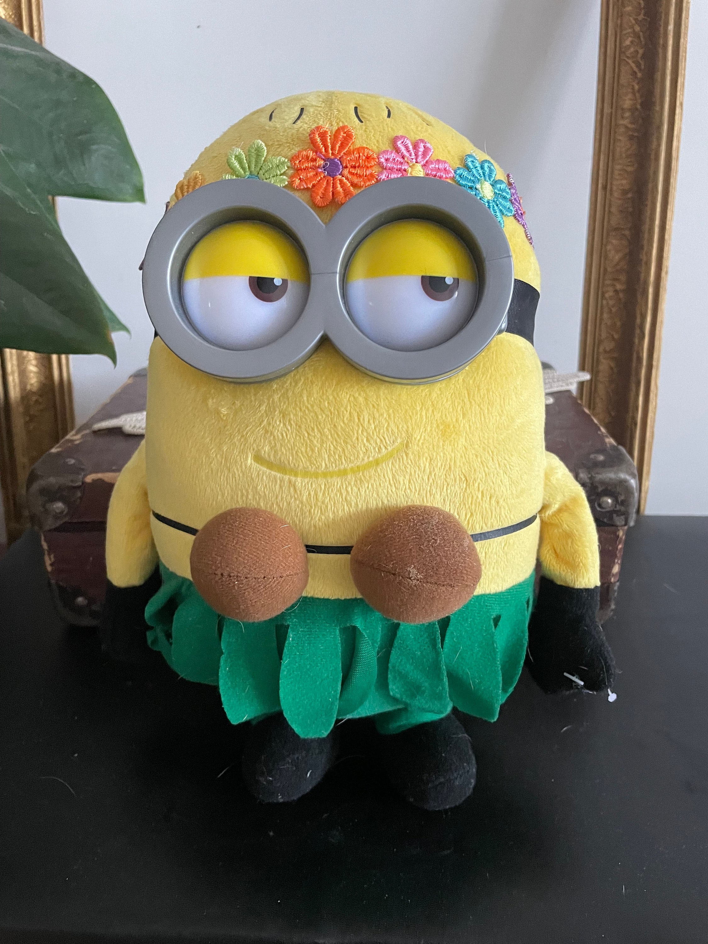 Despicable Me Minion Hawaiian Skirt With Glasses Illumination Stuffed ...