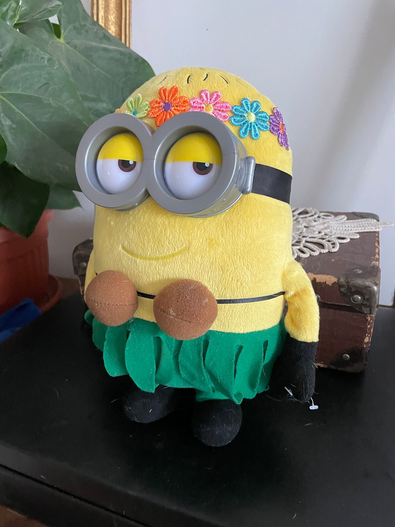 Despicable Me Minion Hawaiian Skirt With Glasses Illumination Stuffed ...