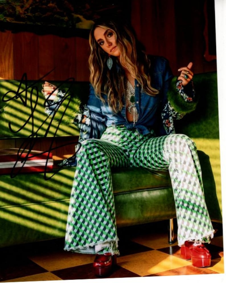 Lainey Wilson Signed 8x10 Photo - Etsy