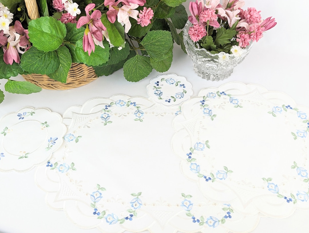 White Round Floral Table Linen Set of 4 | Embroidered Flowers White ...