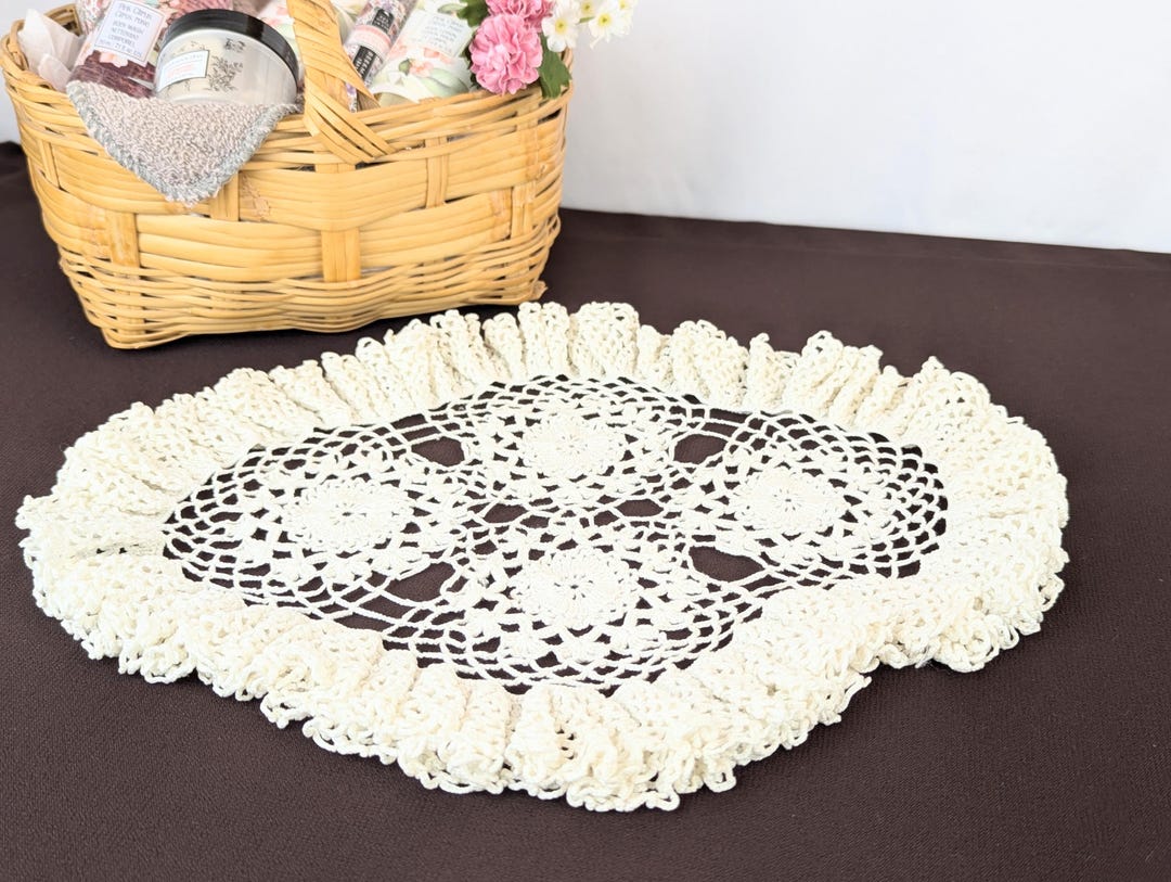 Antique Hand-crocheted Ivory Table Runner 1930s Oval 12x16 Frilly Edge ...
