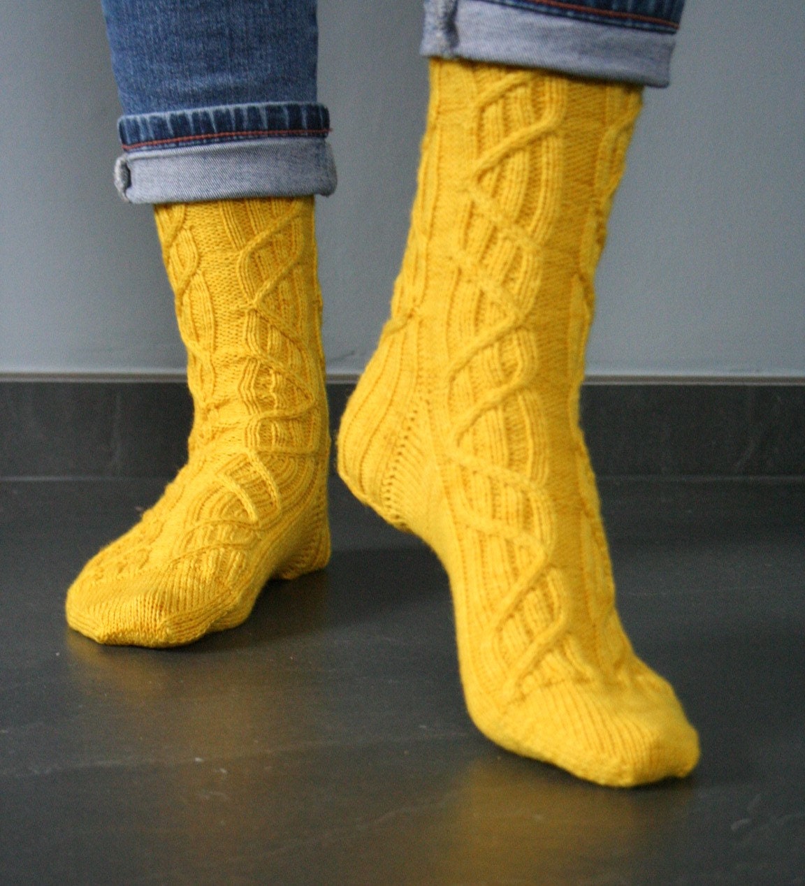 Maika mitts and mittens knitting pattern in english and german for ...