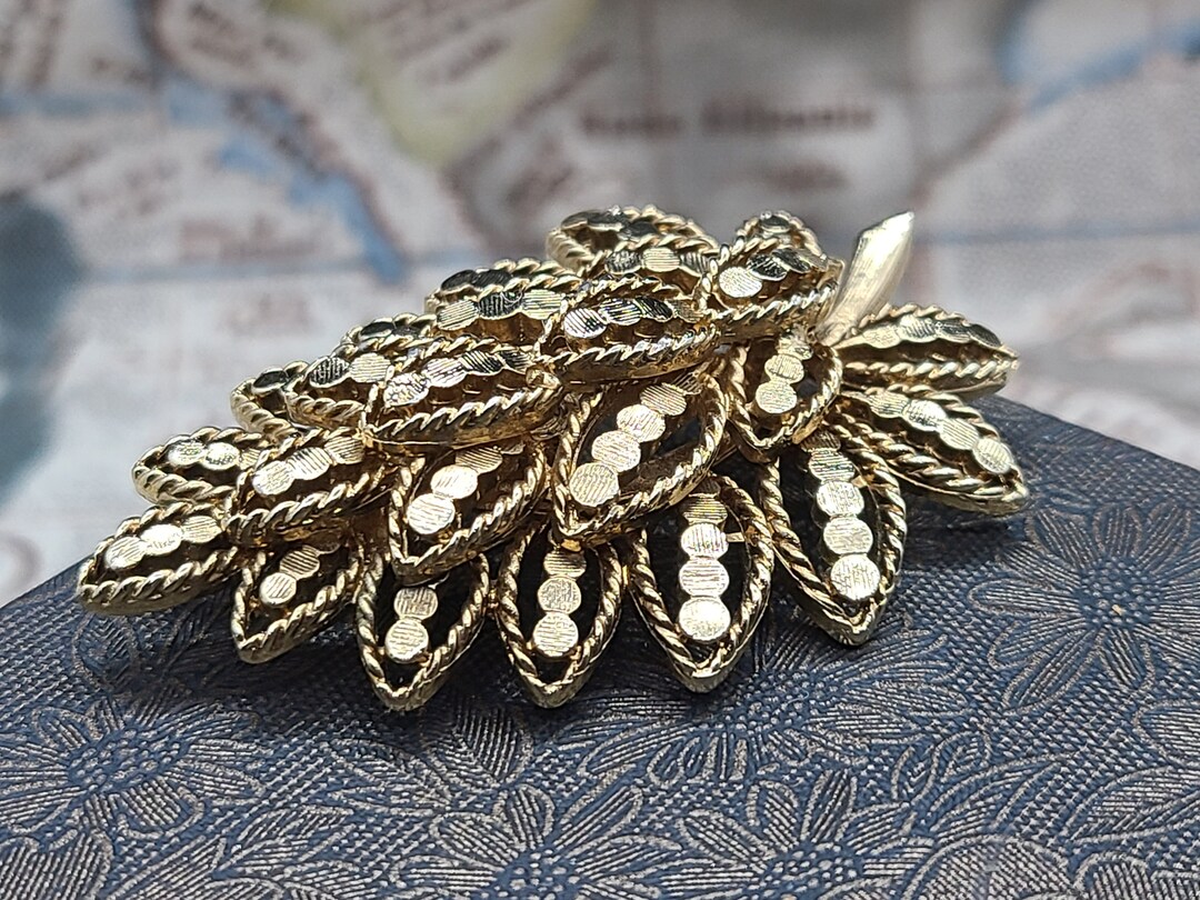 CAPRI Signed Vintage Gold-tone Etched Leaf Brooch Pin Multidimensional ...