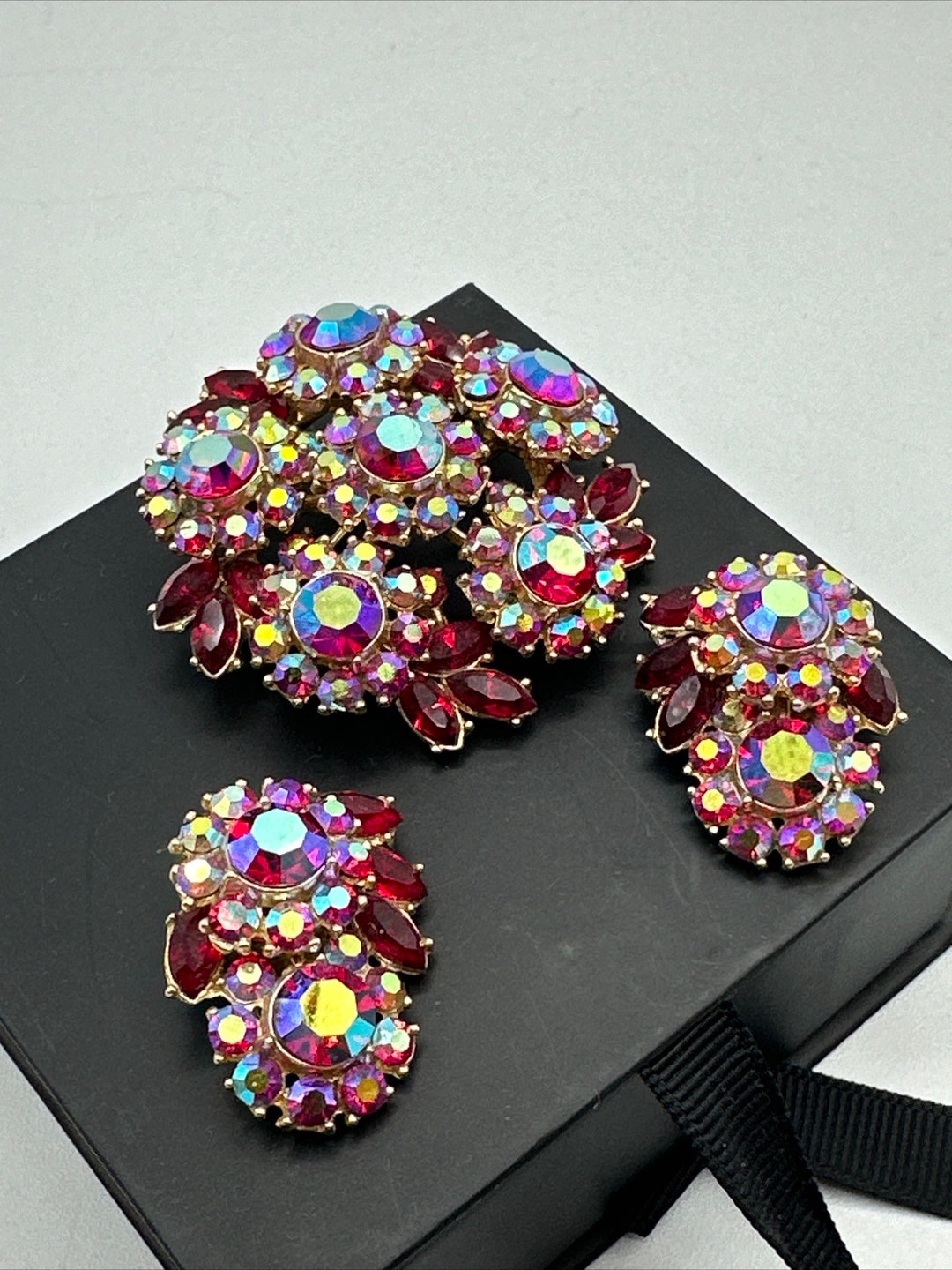 Vintage Rare Crown TRIFARI Red AB Rhinestone Contessa Brooch & Earring ...