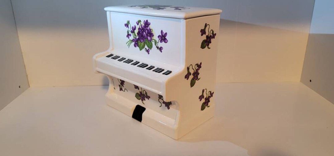 White ceramic piano with purple pea blossoms - Etsy Österreich