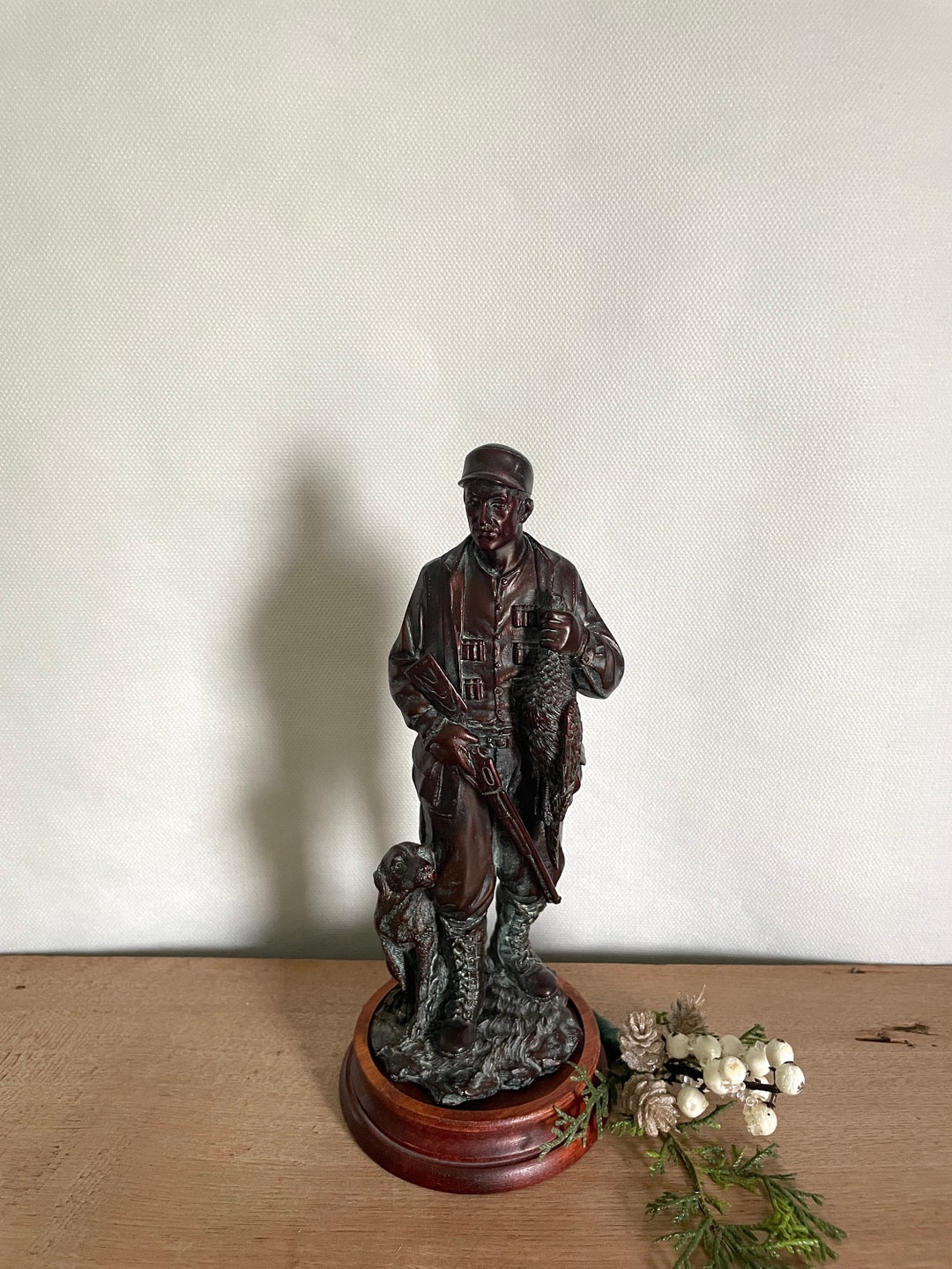 Hunter Statue Hunting Dog Statue Resin Hound Retriever Coonhound ...