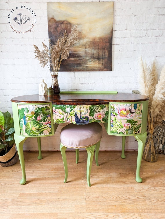 Queen bedroom set with vanity store