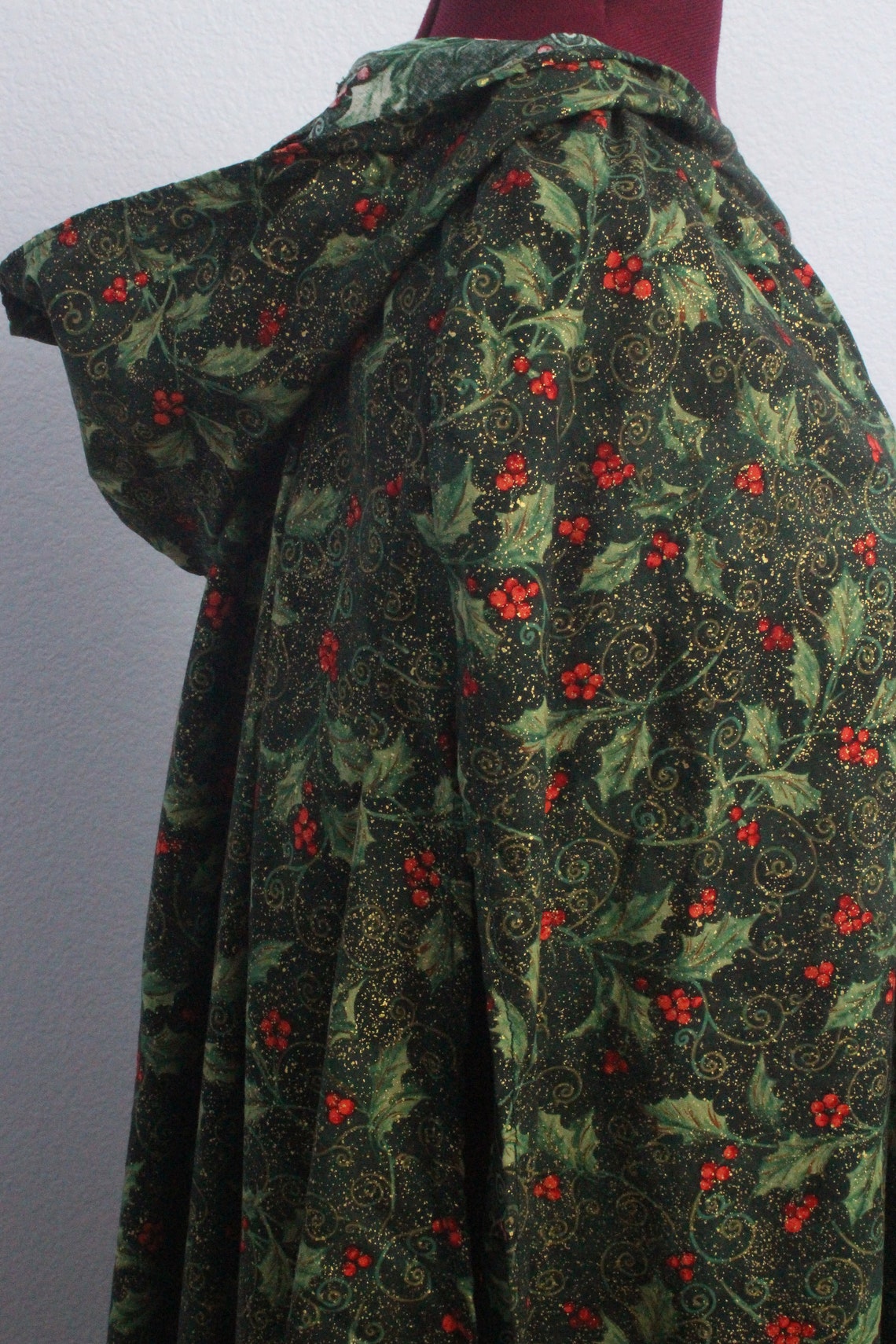 Short Hooded Holly Cloak Perfect for Medieval, Renaissance, Cosplay ...
