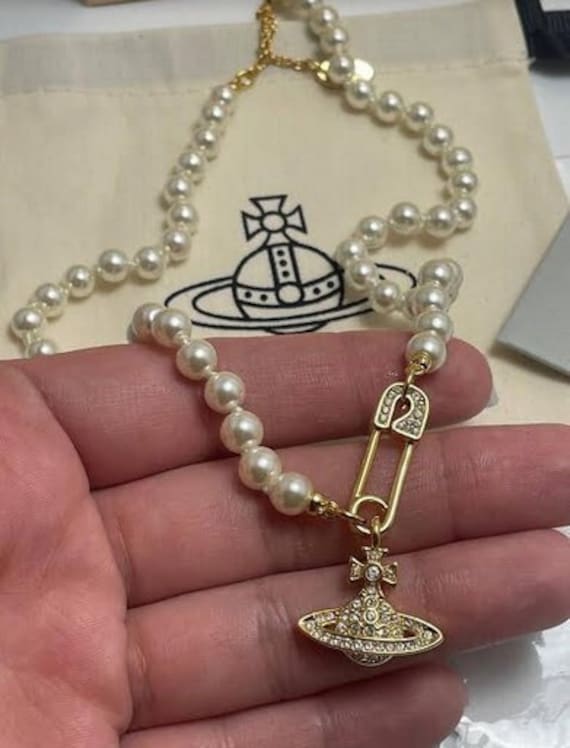 New In Box Vivienne Westwood Gold Lucrece Pearl Pin Necklace New In Box Vivienne Westwood Gold Lucrece Pearl Pin Necklace