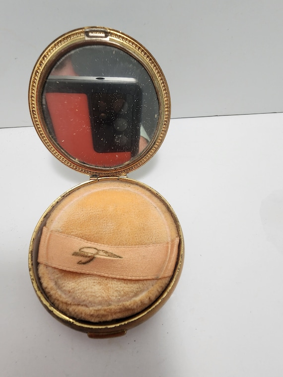 Powder compact store