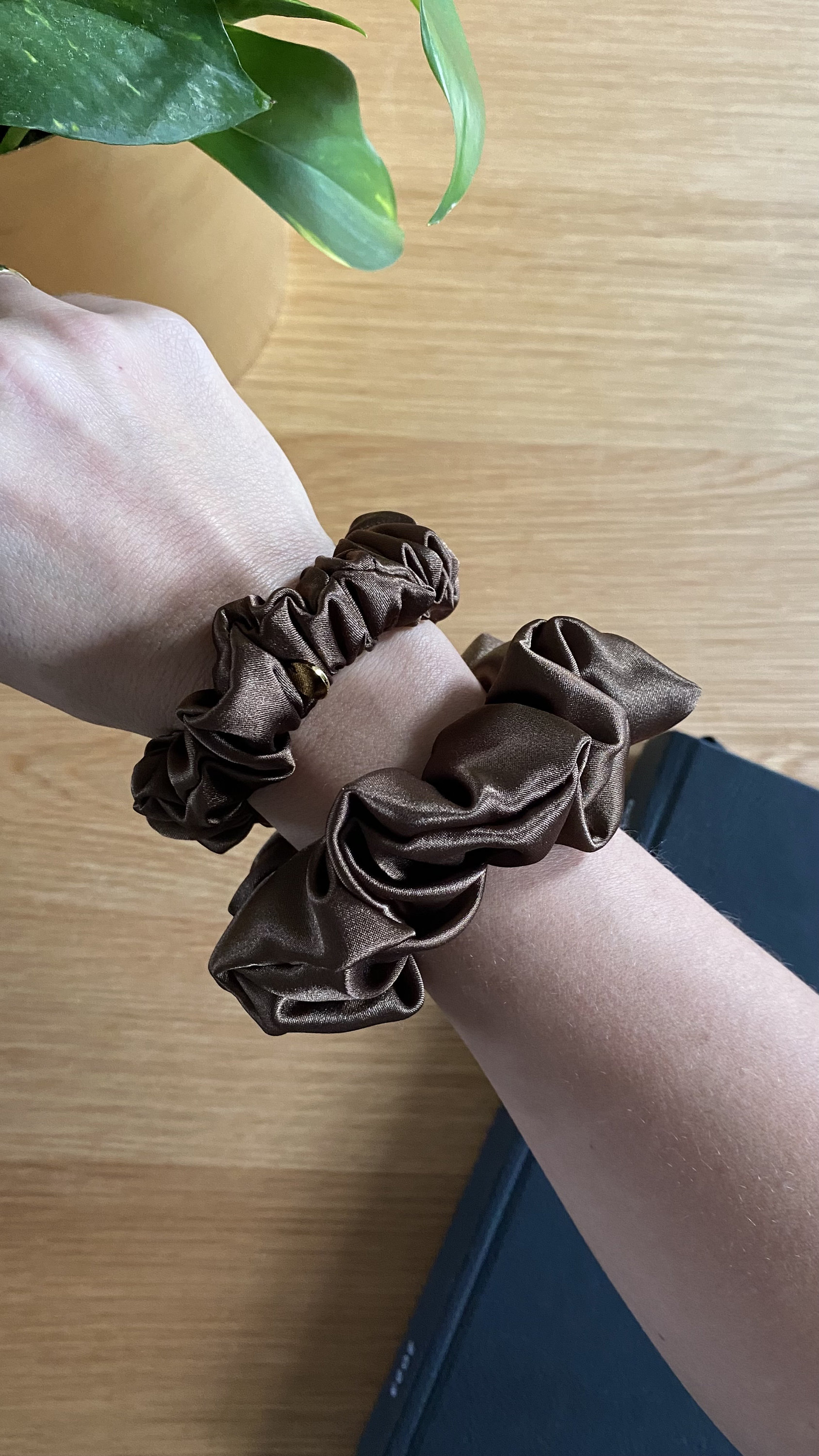 Satin-scrunchie tiny Braun - Etsy