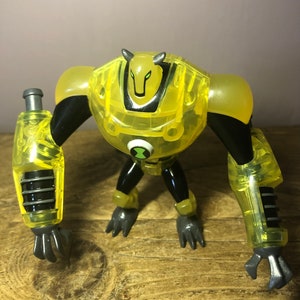 BEN 10 Ultimate Alien Action Figure Armodrillo Ultimized Rare Clear Translucent 4 Bandai ...