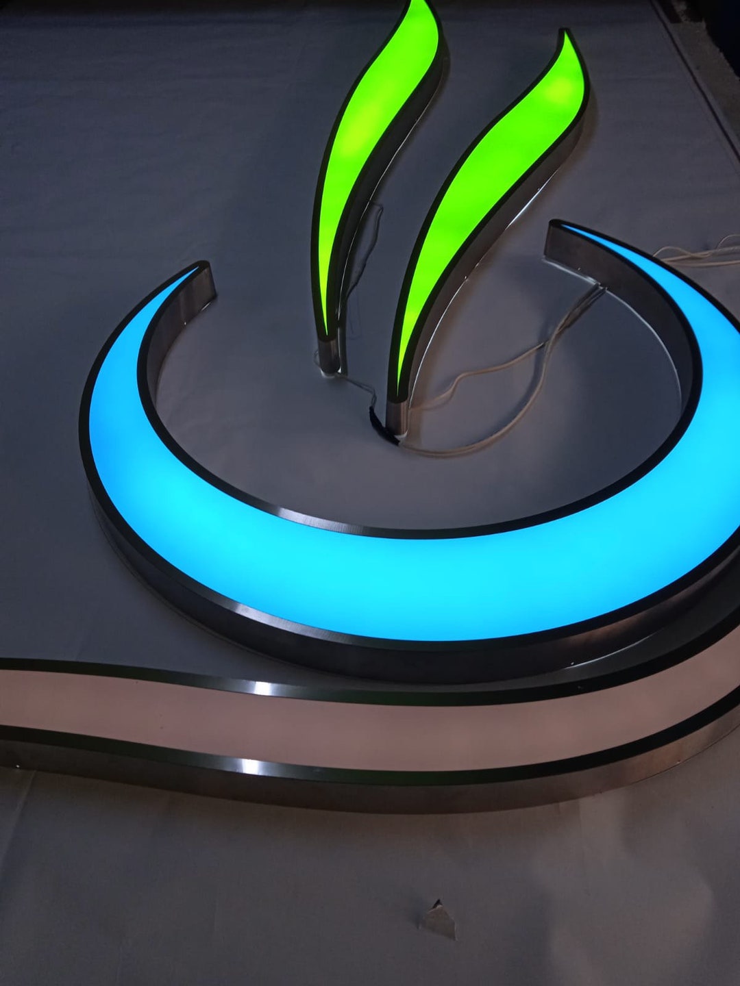 Señal comercial LED, letras iluminadas en superficie, letrero luminoso, letrero de vestíbulo ...