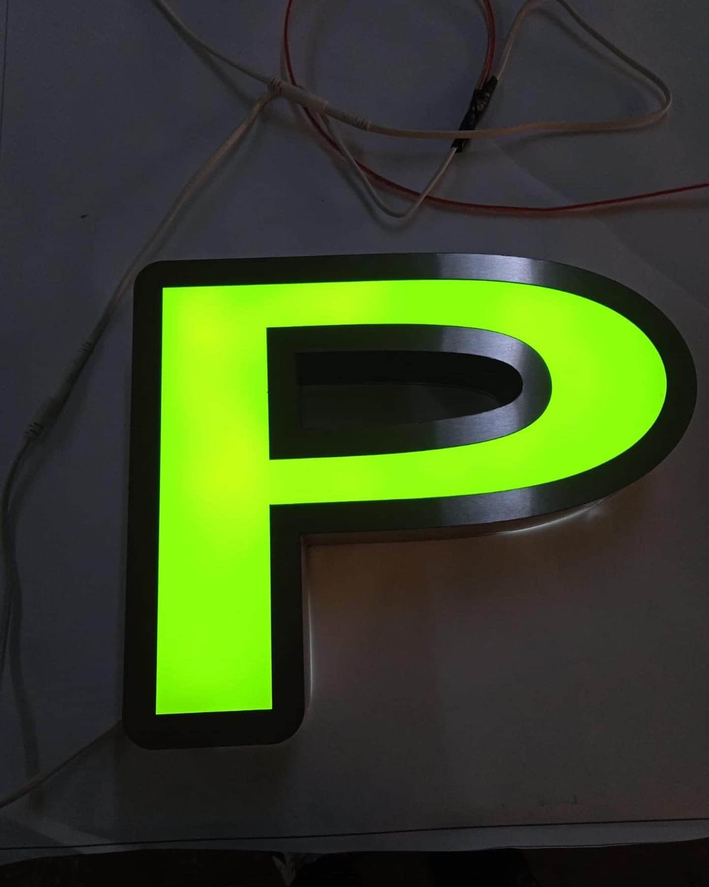 Señal retroiluminada LED, señal iluminada, señal comercial, letras 3D ...