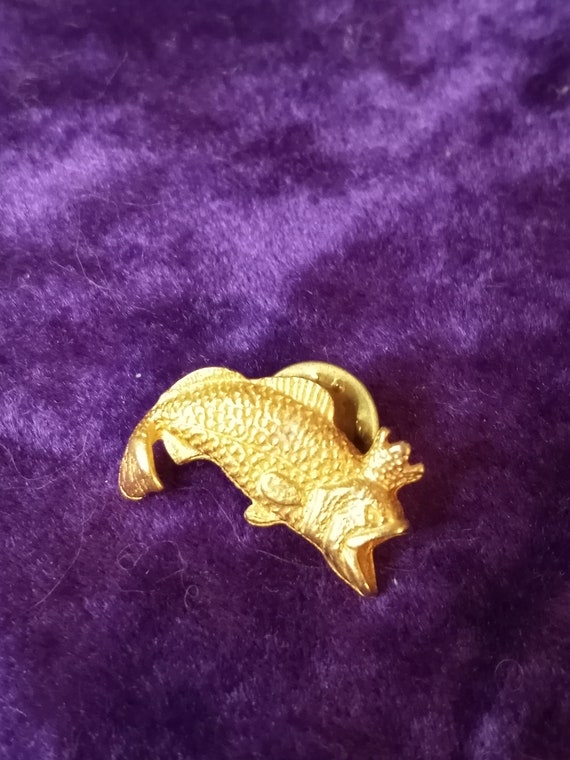 Vintage 1950's Gold Fish with Crown Pin, Men's Pins, … - Gem