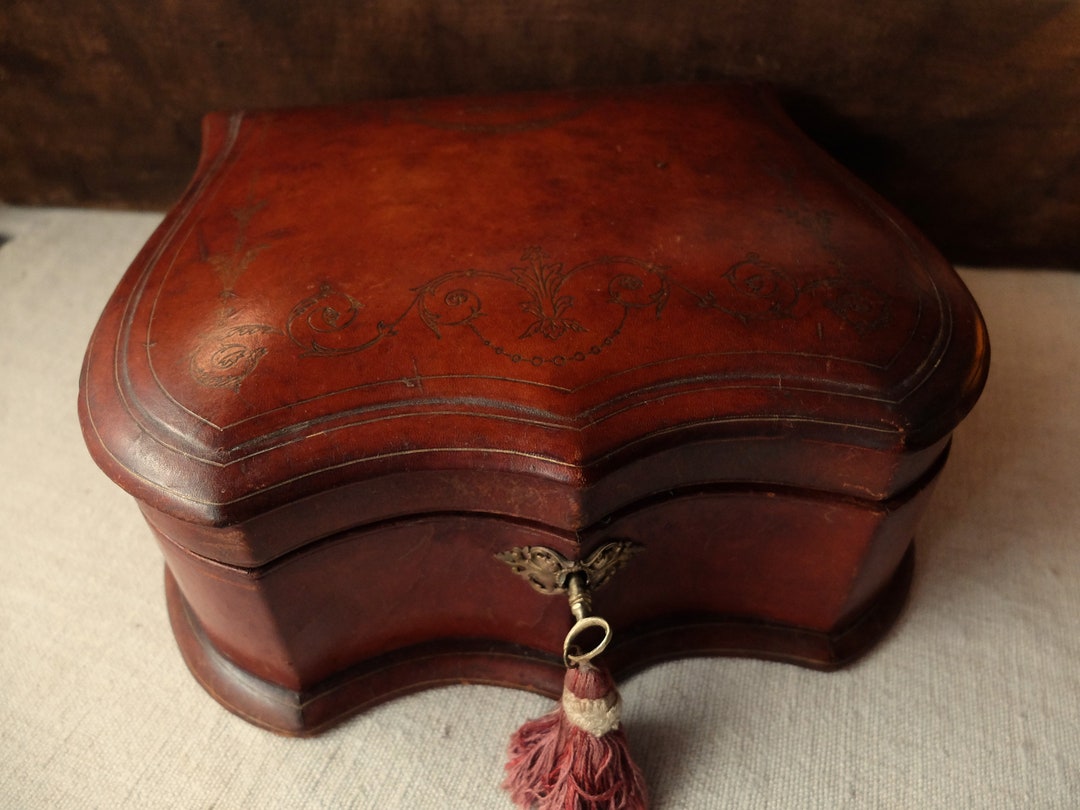 Stunning Jewelry Display/ Leather and Tufted Silk/ Victorian Jewelry ...