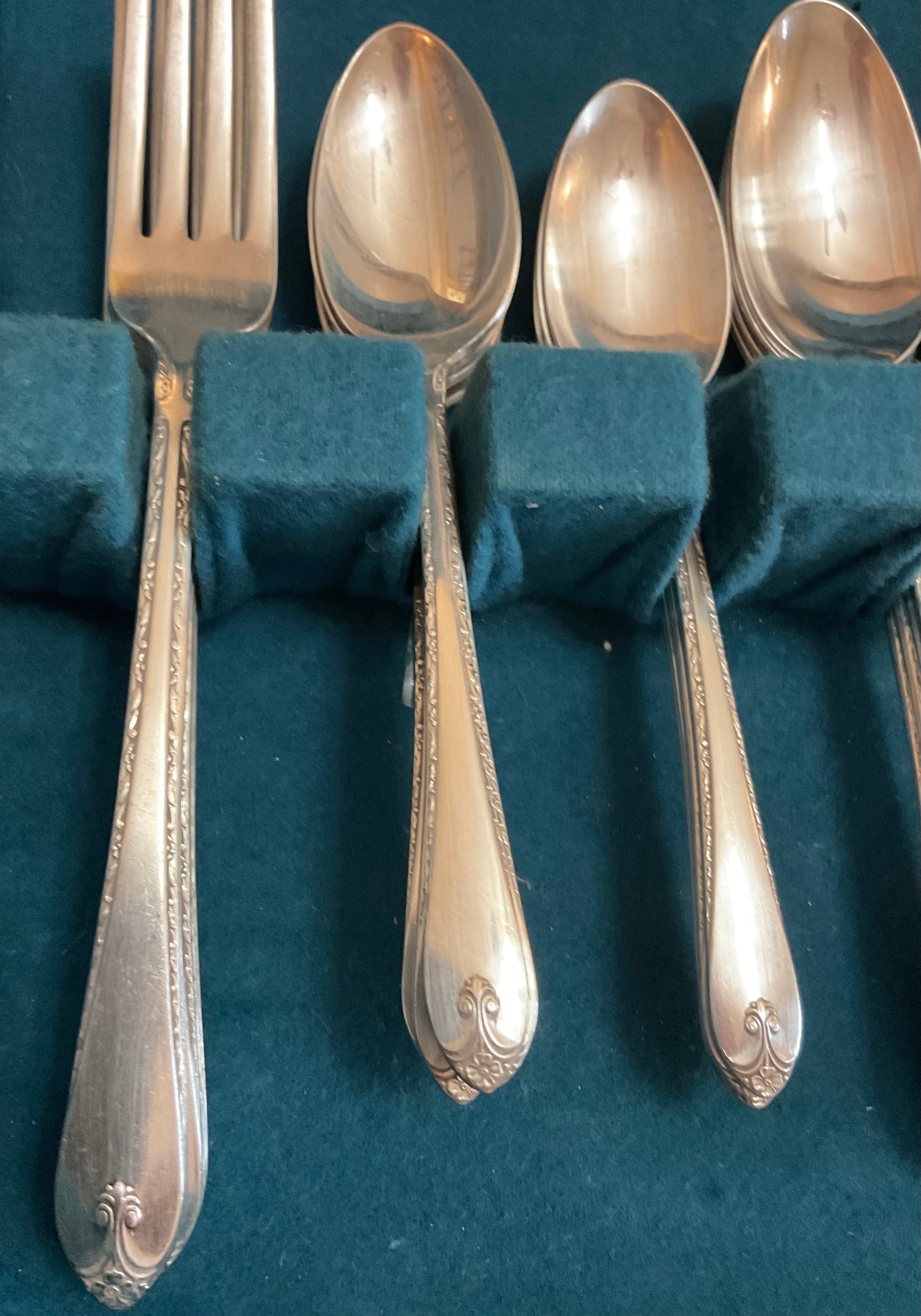 25 Piece Exquisite 1940 Silver Plate WM Rogers Flatware Set. Very Good ...