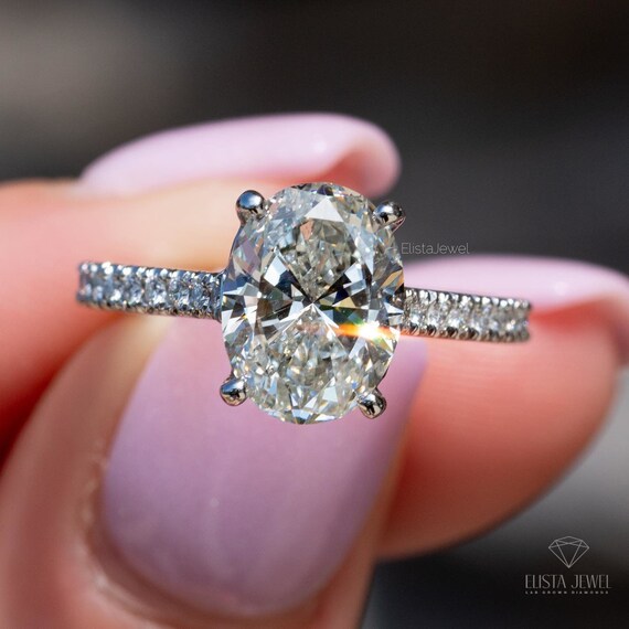 Oval Cut Diamond Solitaire