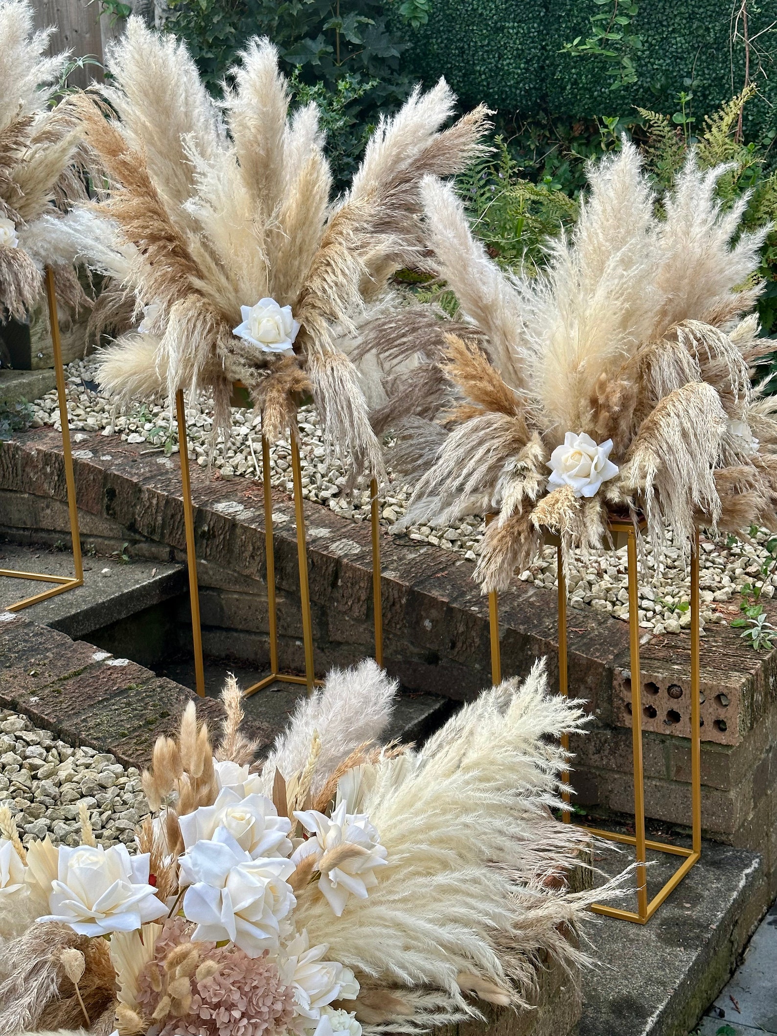 Gold Pampas Pedestal Table Centrepieces Pampas Aisle Runners Wedding ...