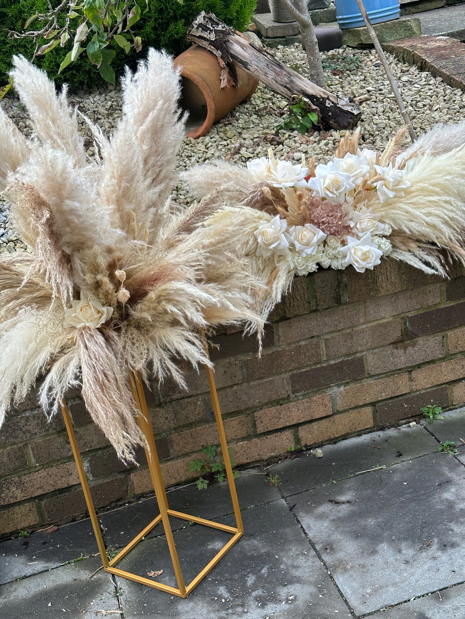 Gold Pampas Pedestal Table Centrepieces Pampas Aisle Runners Wedding ...
