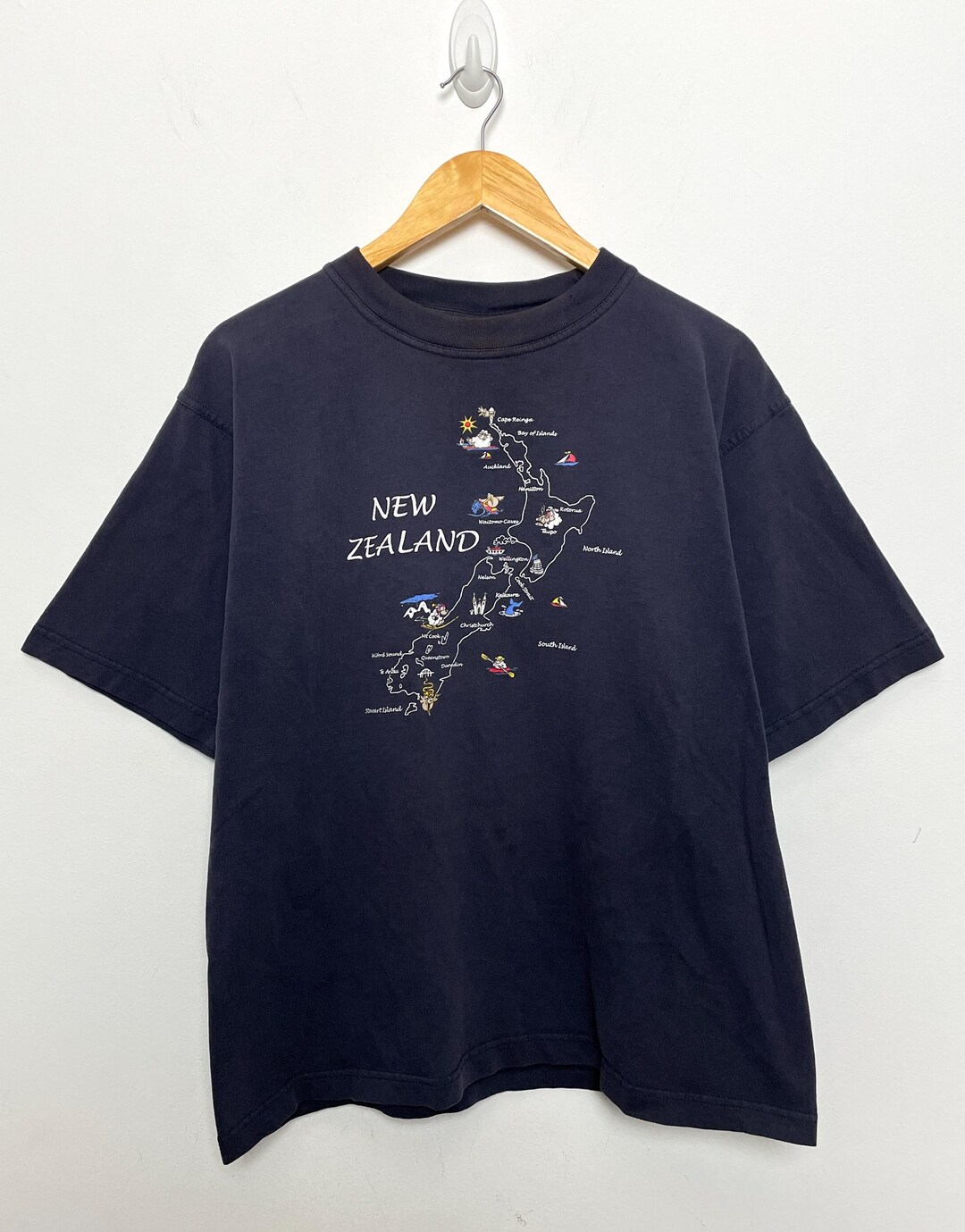 Vintage 1990s New Zealand Country Map Graphic Oceania Destination Tee ...
