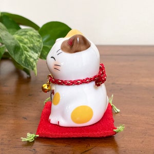 Japanese Lucky Cat Statue Maneki Neko, Beckoning Waving Cat for ...