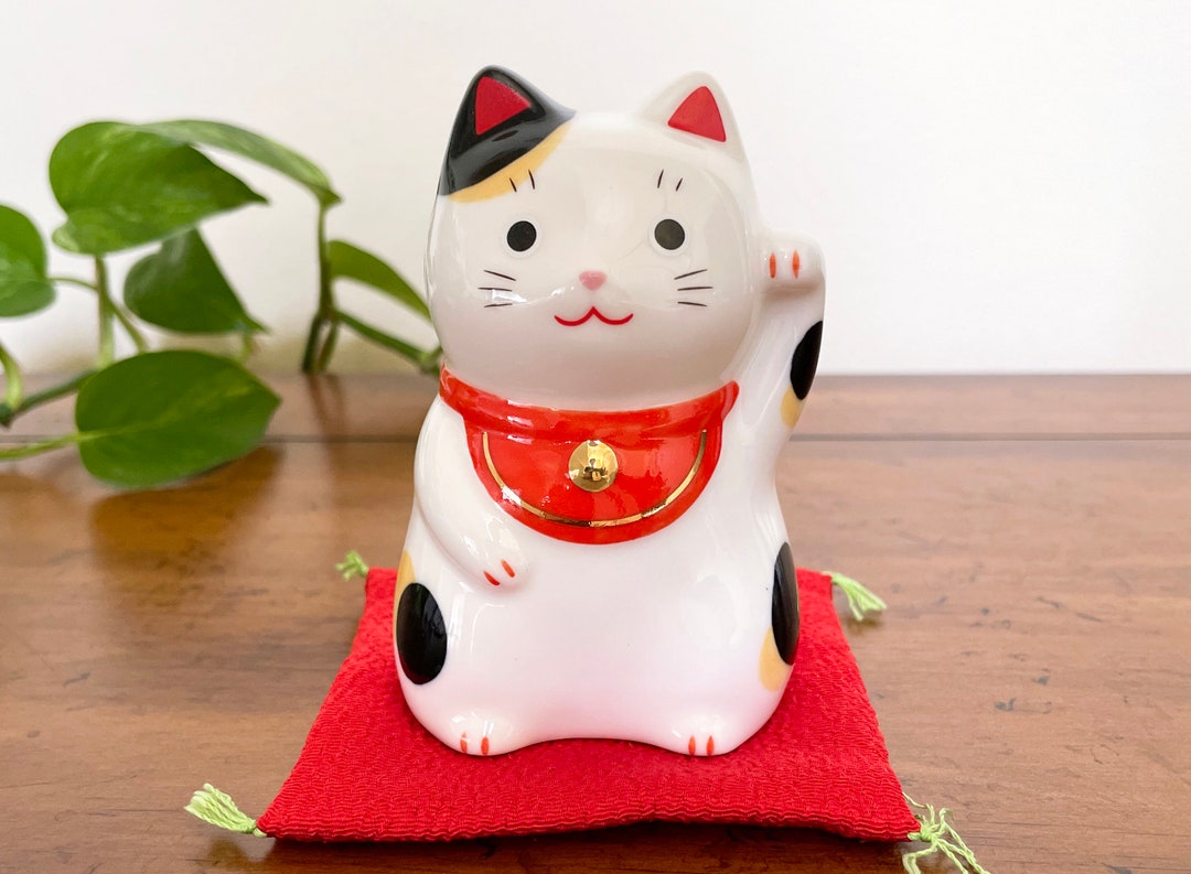 Japanese Lucky Cat Statue, Maneki Neko Figurine, Beckoning Waving Cat ...