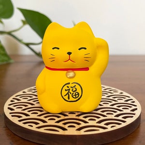 Yellow Japanese Lucky Cat Statue Maneki Neko, Beckoning Waving Cat for ...