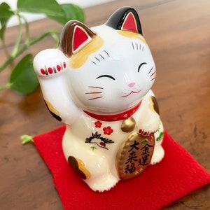 Japanese Lucky Cat Statue: Maneki Neko, Good Fortune Figurine - Etsy