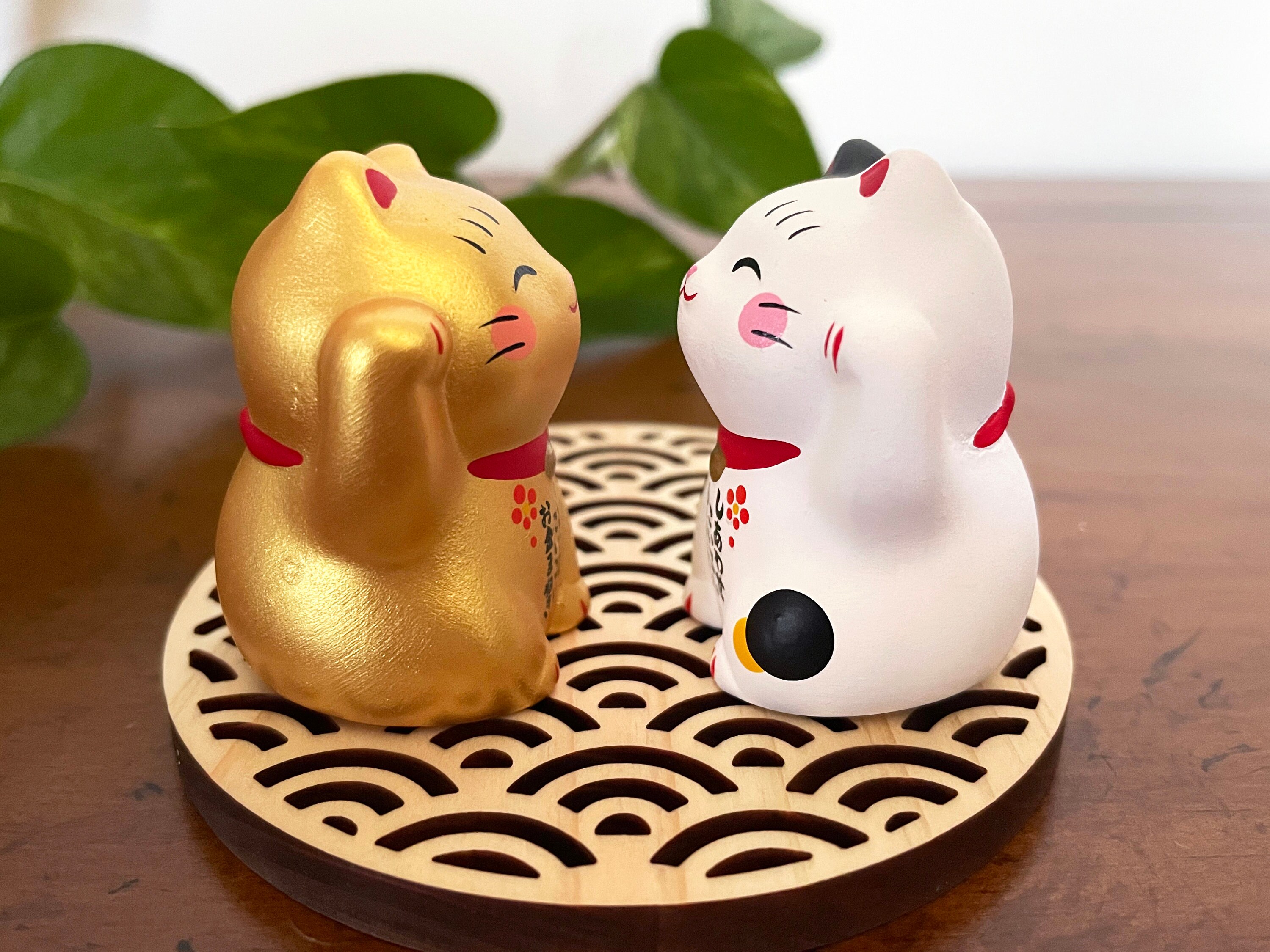 Japanese Lucky Cat Statue, Maneki Neko, Beckoning Waving Cat for ...