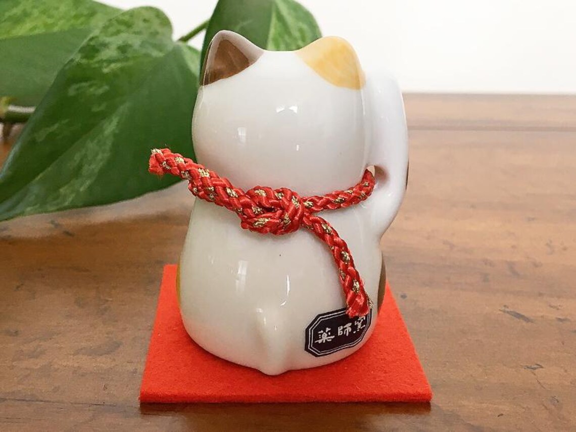 Japanese Lucky Cat Statue Maneki Neko, Beckoning Waving Cat for ...