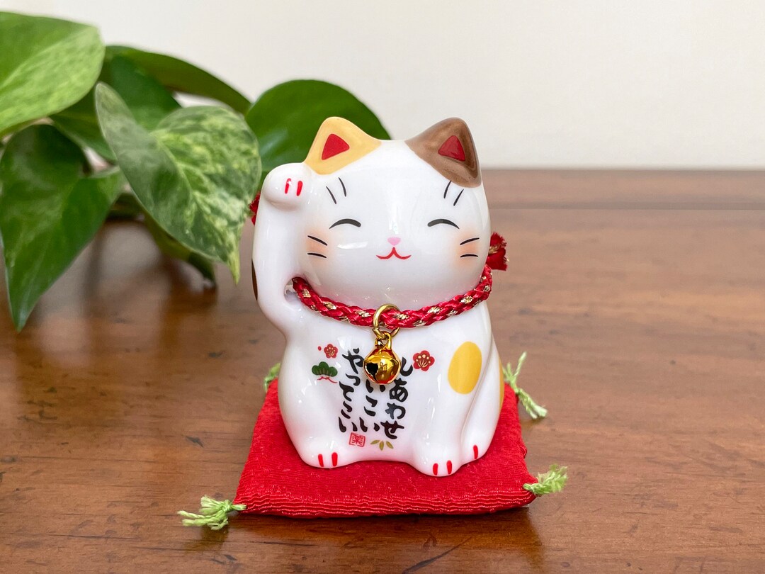 Japanese Lucky Cat Statue Maneki Neko, Beckoning Waving Cat for ...
