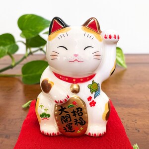 Japanese Lucky Cat Statue: Maneki Neko, Good Fortune Figurine - Etsy