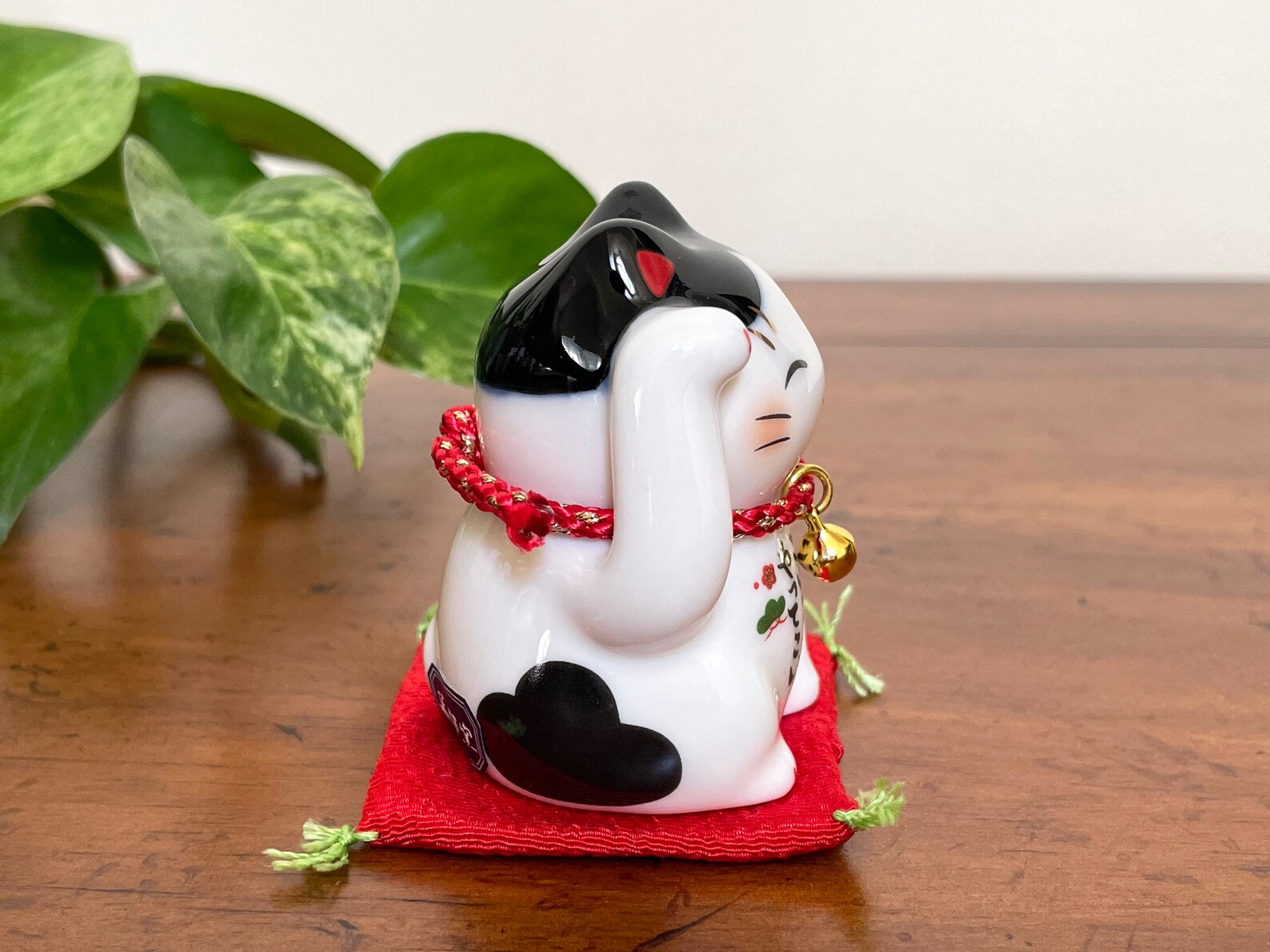 Japanese Lucky Cat Statue Maneki Neko, Beckoning Waving Cat for ...