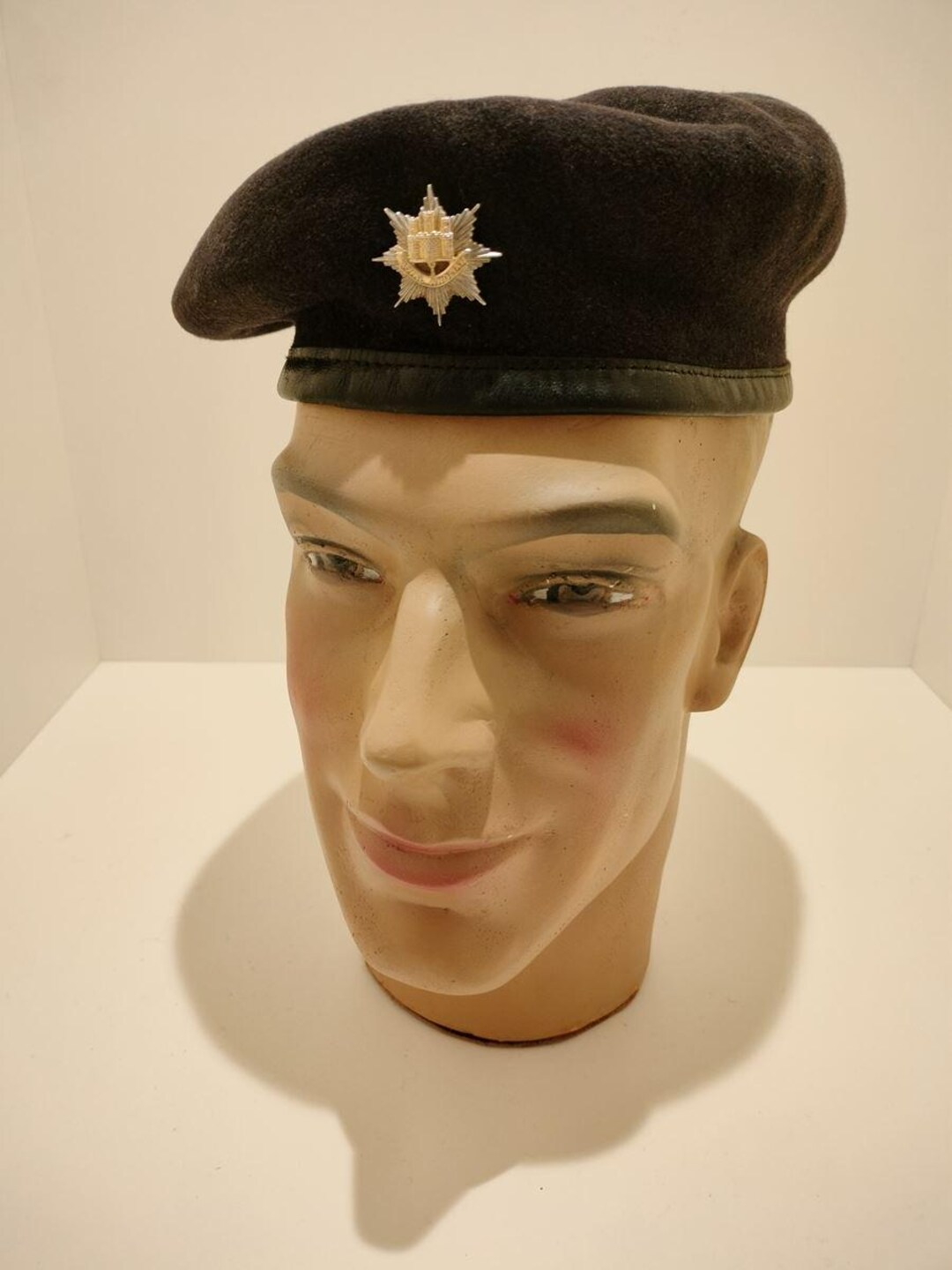Vintage Black British Military Beret With Royal Anglian Regiment Badge ...