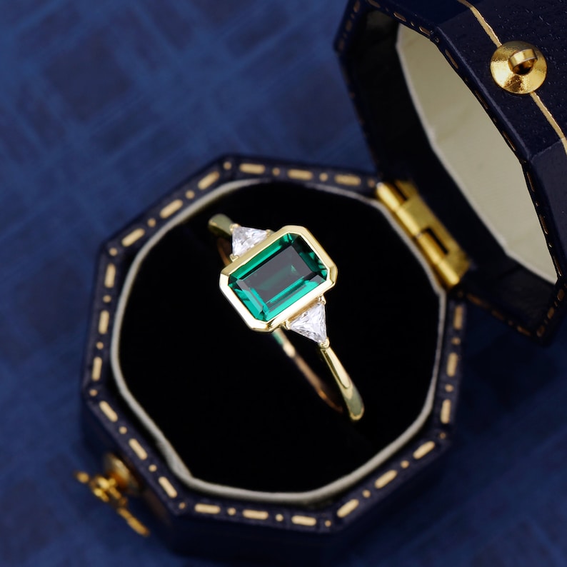 Elegante anillo de compromiso de tres anillos de piedra Emerald Cut Lab ...