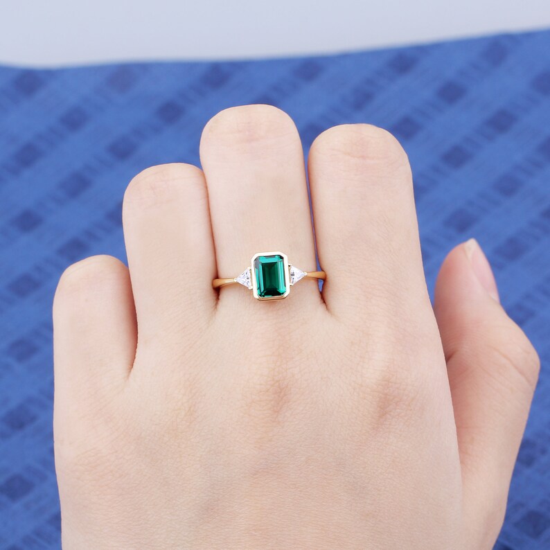 Elegante anillo de compromiso de tres anillos de piedra Emerald Cut Lab ...