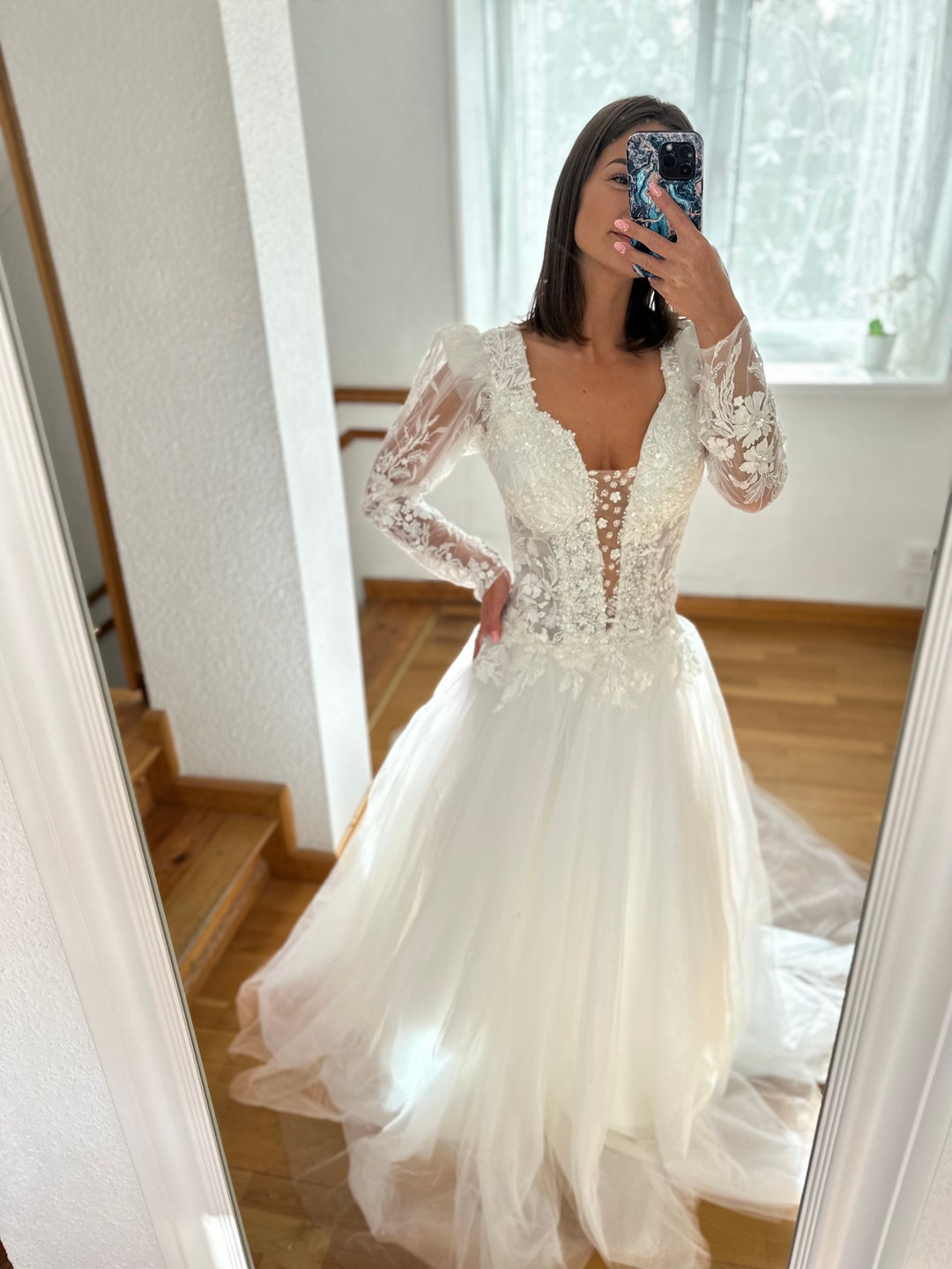 Vestido de noiva estilo princesa com corpete de renda, mangas longas ...
