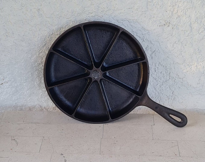 Vintage Lodge Cast Iron Cornbread Muffin Pan 8-slot D 8CB - Etsy