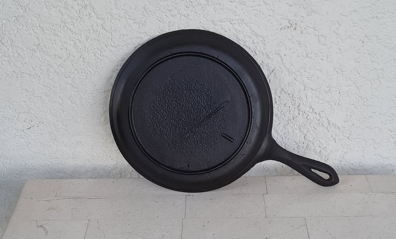 No.7 Skillet Griddle With Gate Mark & Fancy Handle, Bottom Has Raised I ...