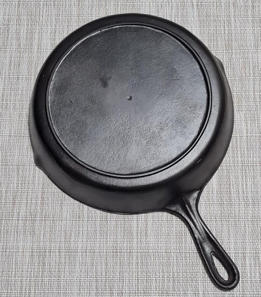 Vintage Unmarked Raised #8 Cast Iron Skillet - Etsy
