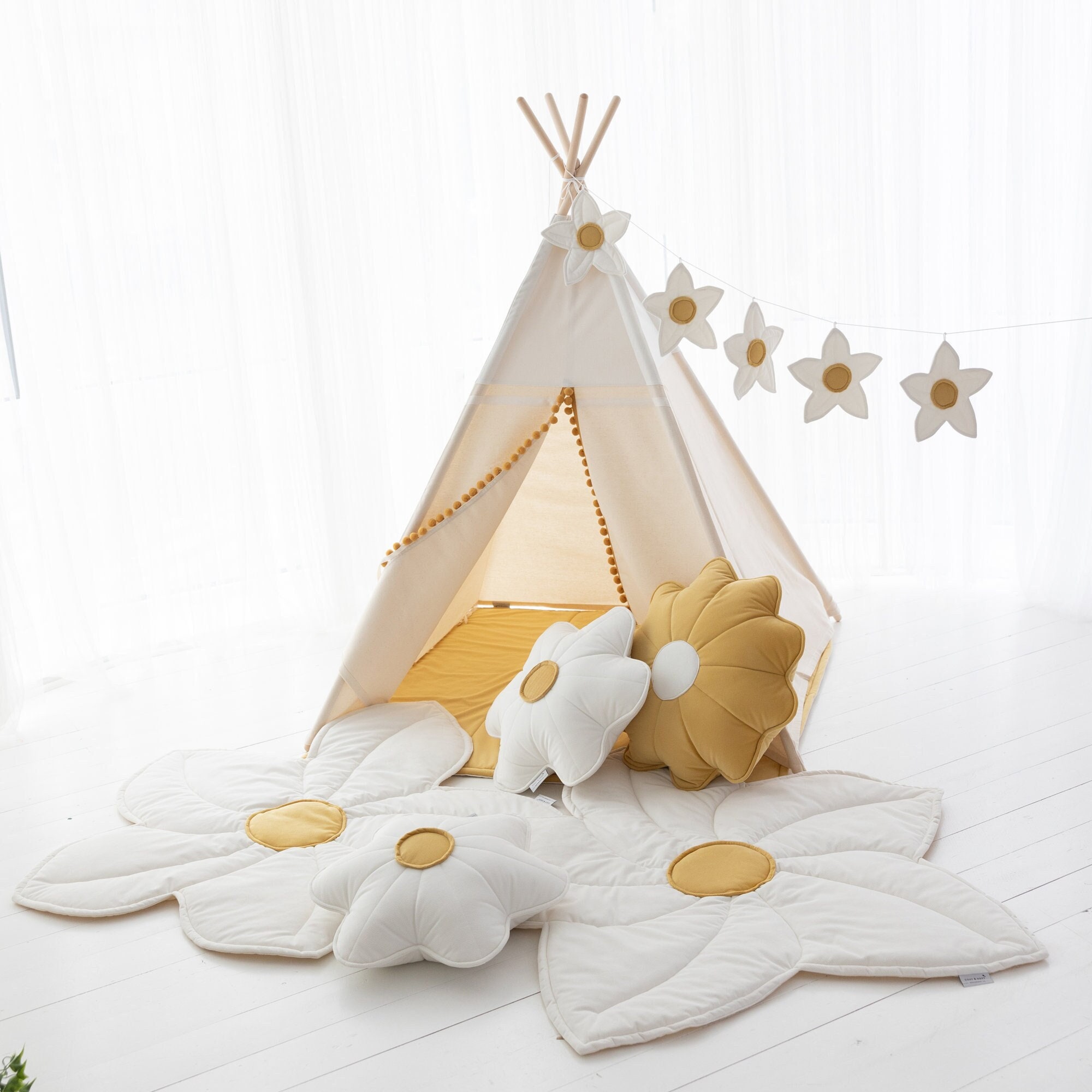 Tipi Set Daisy With Mat, Pillow and Garland - Etsy