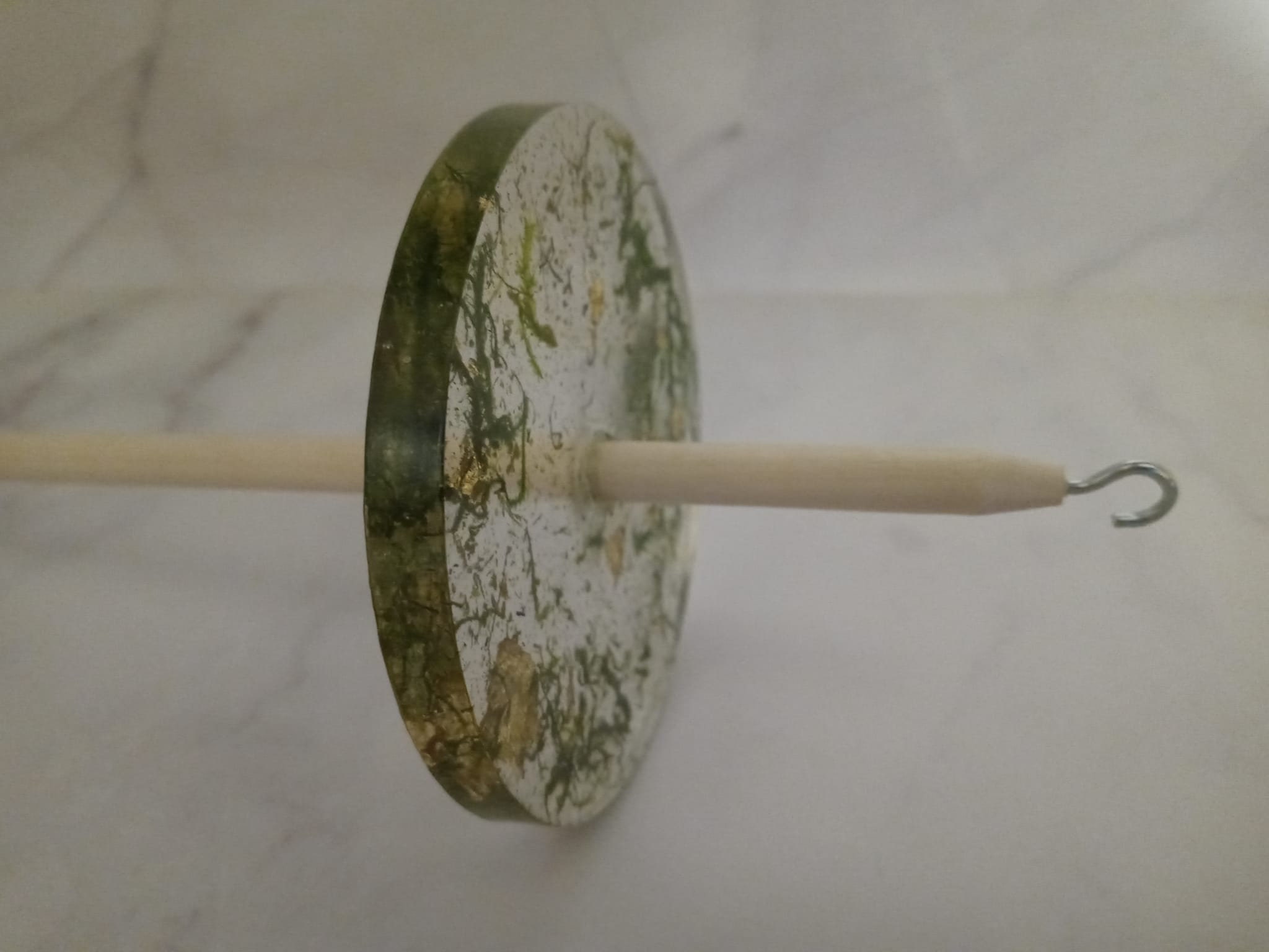 SPINDLE Moss With Gold Flakes Resin Drop Spindle | Resin Art Top Whorl ...
