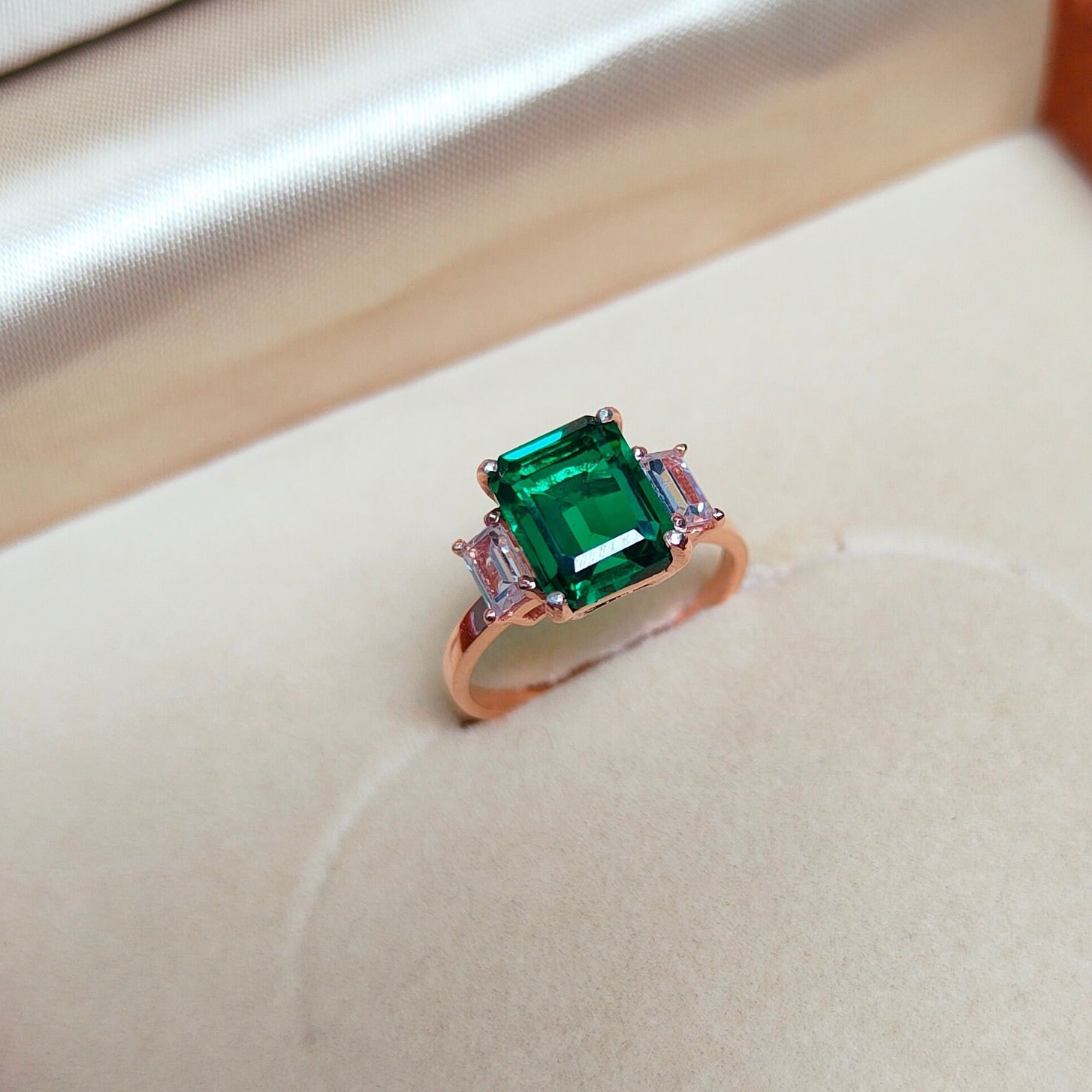 ラボで作られたエメラルドリング、八角形カットのエメラルド ラボで作られたエメラルドリング、八角形カットのエメラルド