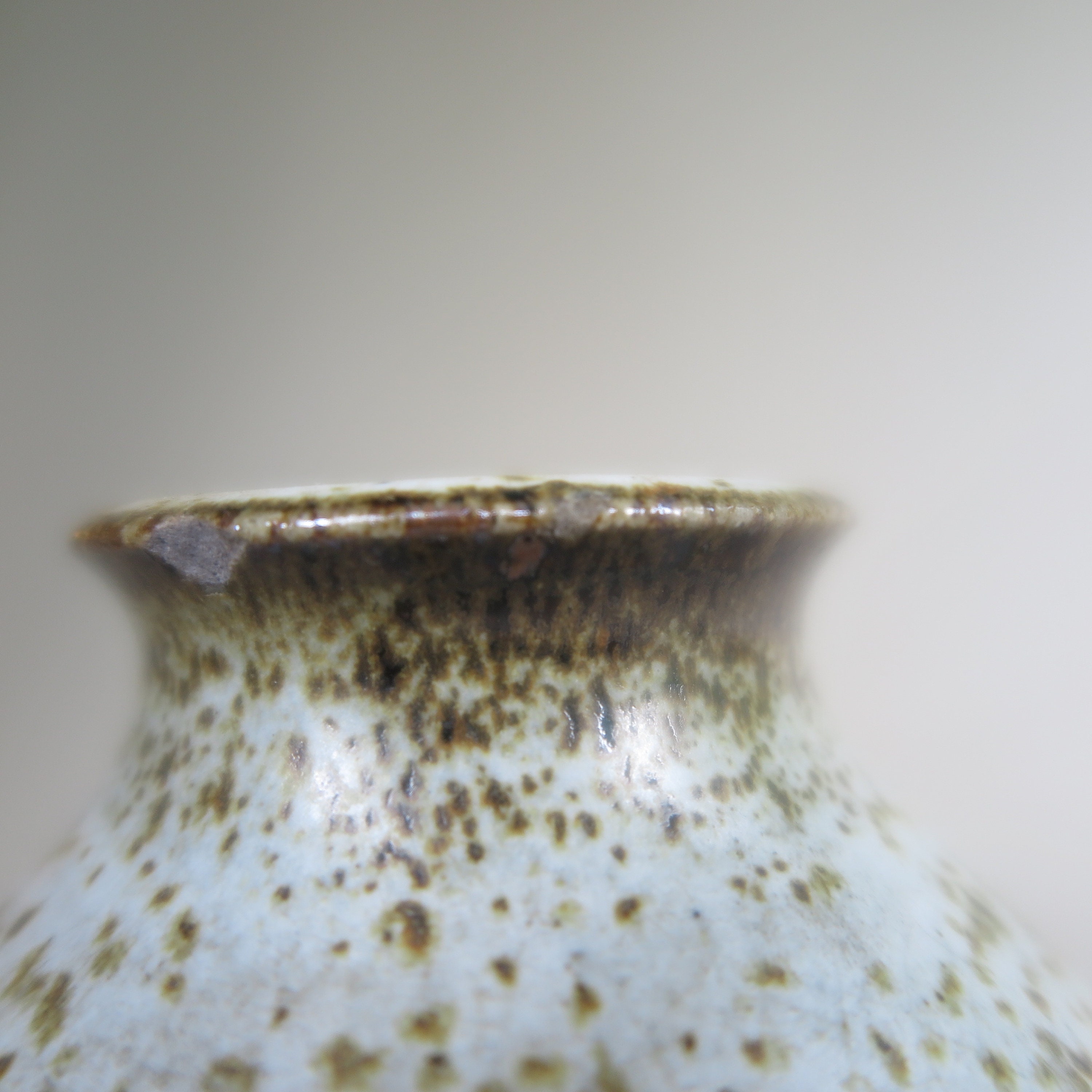 William "bill" Creitz Studio Pottery Vase / Speckled Cream White and ...